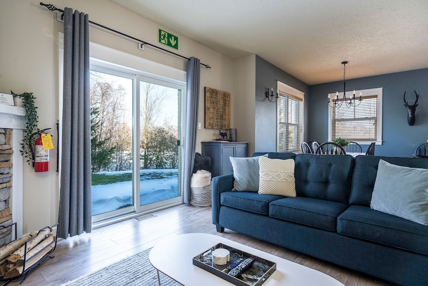 Hidden Gem! Amazing End Unit Town Home - Ontario