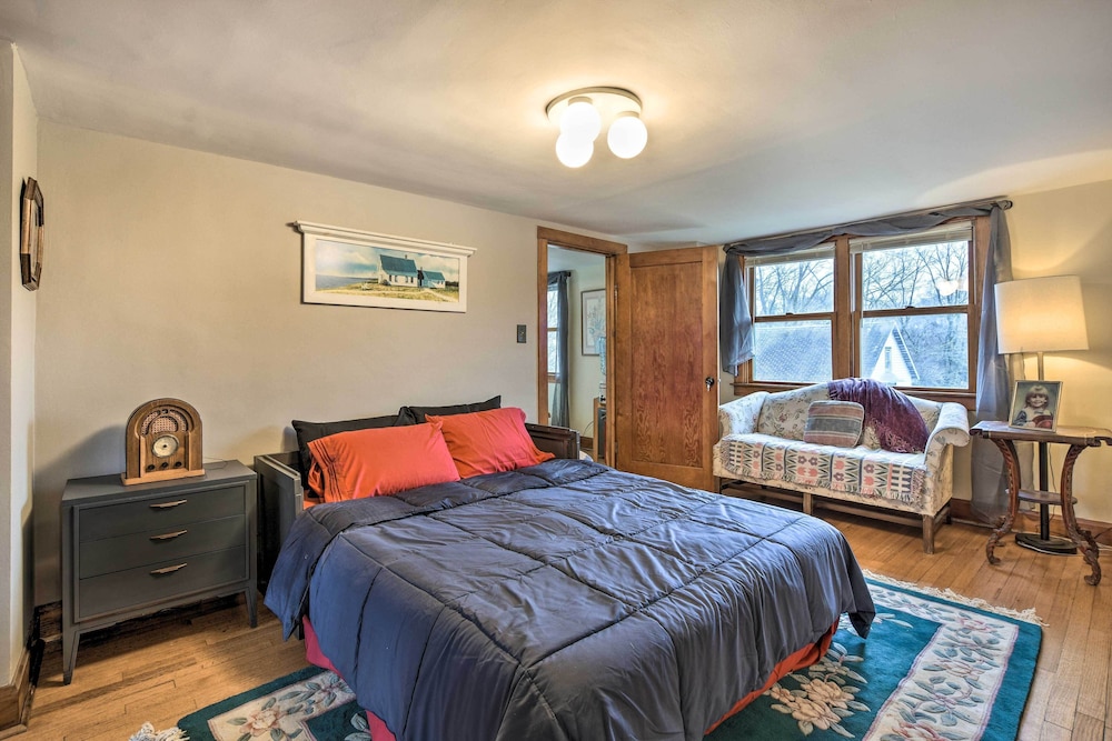 Pet-friendly Bartlett Farmhouse W/ Deck! - Schaumburg, IL