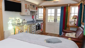 1 quarto, com decoração personalizada, com mobília individualizada