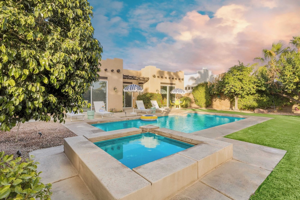 Pool + Hot Tub, Yard, Games Chic Midcentury Design Painted Sand By Avantstay - Joshua Tree National Park