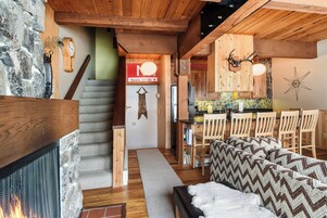 Casa de Férias, várias camas, lareira, vista para a montanha (Comfy Alpine Meadows) | Sala de estar | Televisor de ecrã plano de 42 polegadas com canais digitais, lareira 