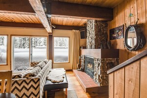 Casa de Férias, várias camas, lareira, vista para a montanha (Comfy Alpine Meadows) | Sala de estar | Televisor de ecrã plano de 42 polegadas com canais digitais, lareira 