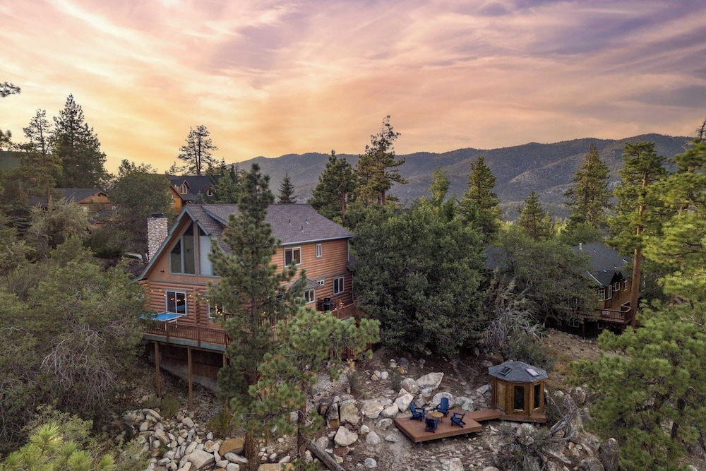 Tanglewood By Avantstay 10mins To Bear Mountain, Contemporary Hillside Cabin - Big Bear, CA