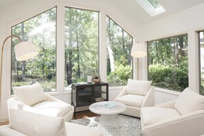 Televisor, lareira, ténis de mesa 