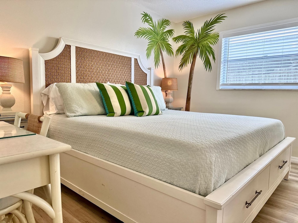 Chateau 1e - Foxy Treasure - Belleair Beach, FL