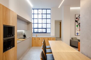 Quarto Empresarial | Espaço de cozinha partilhado | Mesas de jantar 