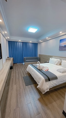 Secretária, secretária adequada para computadores portáteis . G.C Royal Hotel