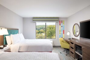 Cofre no quarto, secretária, ferro/tábua de engomar 