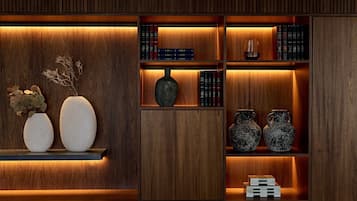 Suite, 2 quartos | Minibar, cofre no quarto, com decoração personalizada