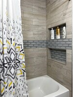 Apartamento clássico | Banheiro | Secador de cabelo, toalhas de banho, papel higiênico 