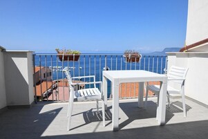 Quarto casal romântico, 1 quarto, vista para o mar | Terraço/pátio