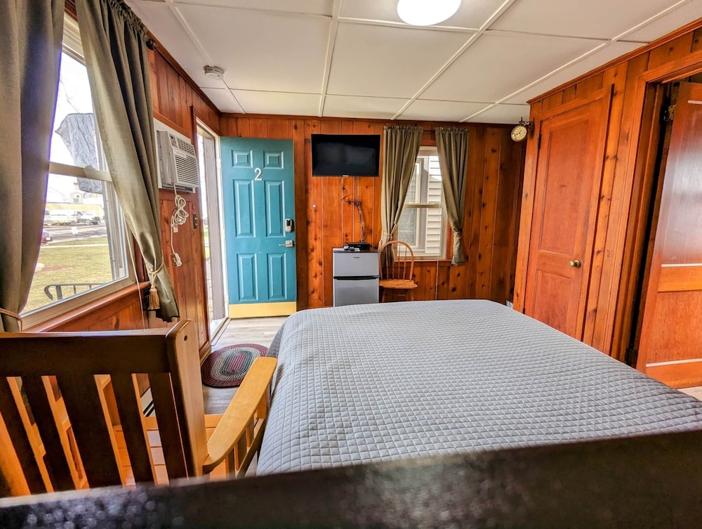 Room 2 - Riverside Motel - 1 Queen Bed - Niagara-on-the-Lake