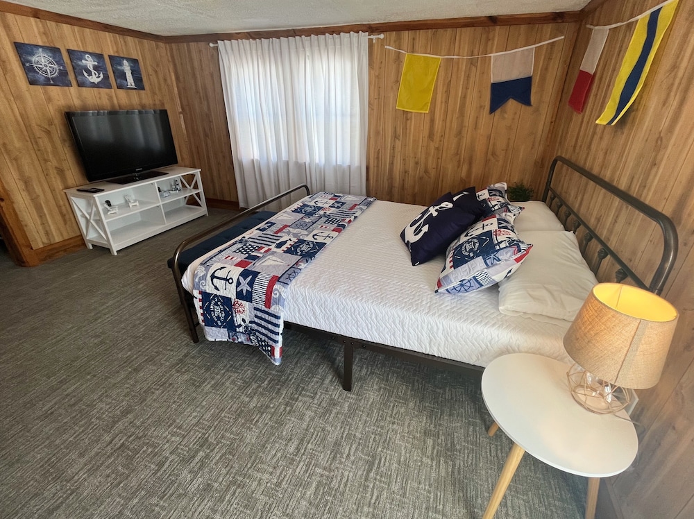Near Downtown & Beaches! Dogs Stay For Free! - Manistee, MI