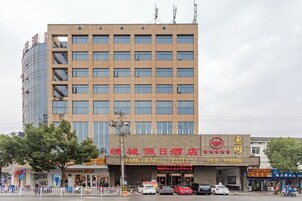 Edifício de um hotel com vários andares e uma placa visível do Hotel Wancheng.