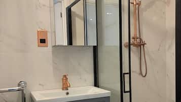 Apartamento | Casa de banho | Um polibã, um secador de cabelo, toalhas fornecidas