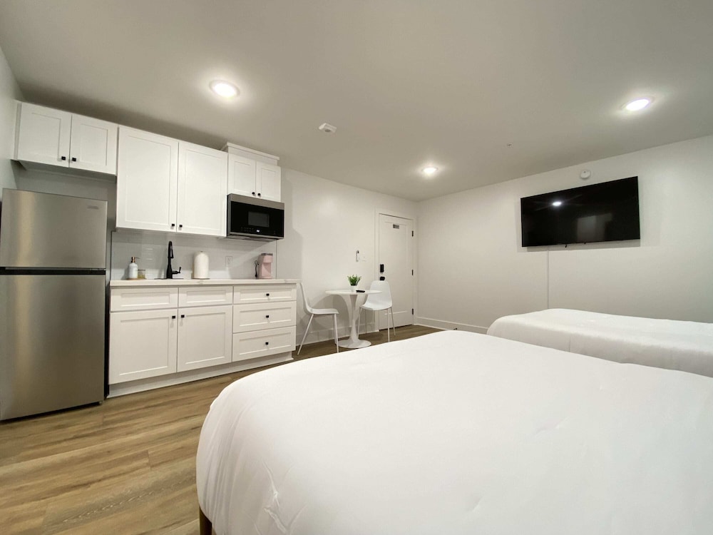 Tropical Springs Studio With Two Full Beds - Galveston, TX