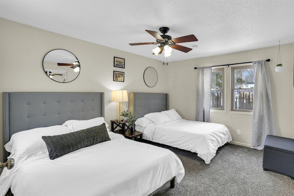 Cozy 2 Bedroom Home Mins From Downtown Champaign - Champaign, IL