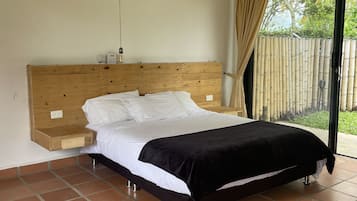 Quarto Superior, 1 cama queen-size | Edredões de penas, camas de colchão viscoelástico, minibar, secretária