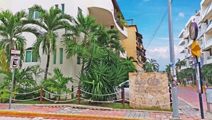 Um edifício moderno com uma placa que diz "La Oasis".