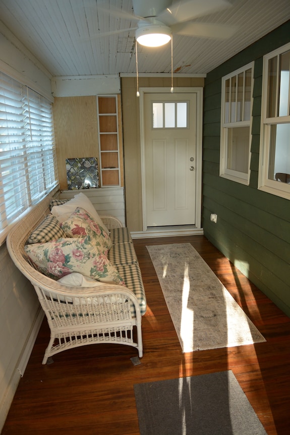 House Of Tartar With Year Long Hot Tub Next To Adorable Downtown Valparaiso - Valparaiso, IN