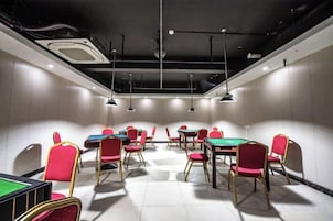 Quarto com mesas e cadeiras dispostas para refeições.