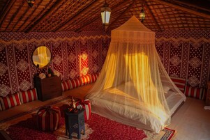 Family Tent With Camp Activities | 1 quarto, frigobar (abastecido com itens grátis), camas extras/dobráveis