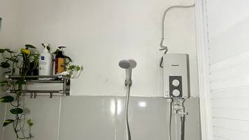 Suíte estúdio básica | Banheiro | Chuveiro, produtos de toalete biodegradáveis, chinelos, bidê