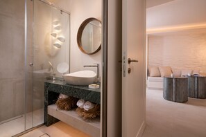 Skyfall Suite | Banheiro | Chuveiro, chuveiro com efeito de chuva, produtos de toalete grátis 
