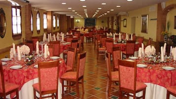 Servem pequenos-almoços, almoços, jantares e brunches (fins de semana)