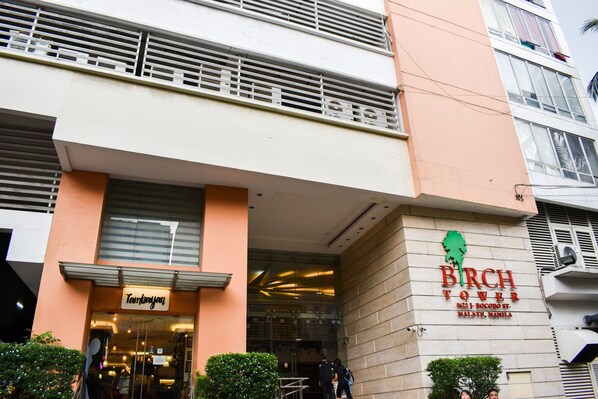 Birch Tower By Rabvie Mhays in Manila: Find Hotel Reviews, Rooms, and ...