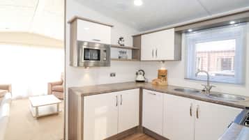 Um frigorífico, uma máquina de lavar louça, uma chaleira elétrica