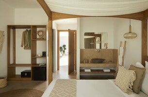 Superior Room with Private Pool | Cofre com capacidade para portátil, cortinas/cortinados opacos