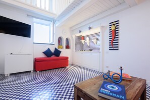 Apartamento Deluxe | Sala de estar | TV de ecrã plano 