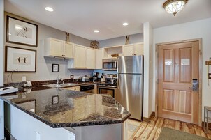 Apartamento em Condomínio Fechado, 2 quartos | Cozinha privada | Um frigorífico, um forno, uma cafeteira/bule, uma torradeira