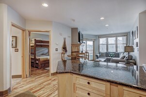 Apartamento em Condomínio Fechado, 2 quartos | Cozinha privada | Um frigorífico, um forno, uma cafeteira/bule, uma torradeira