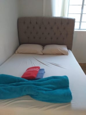 Quarto básico | Ferros/tábuas de passar roupa, Wi-Fi de cortesia, roupa de cama