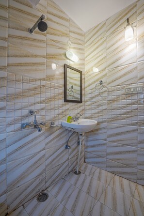 Apartamento luxo | Banheiro | Chuveiro, chuveiro com efeito de chuva, chinelos, toalhas de banho