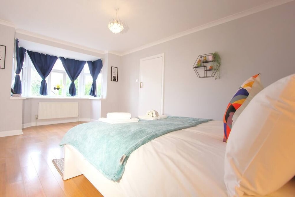 Stunning 3 Bedroom 2 Bathroom Bungalow By Cozynest - Reading