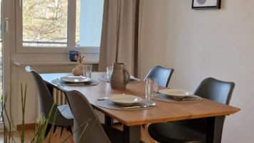 Apartamento conforto, 2 quartos | Opções para refeição no quarto