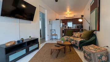 Apartamento Familiar | Sala de estar | Smart TV de 75 polegadas com canais digitais, serviços de streaming