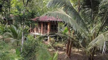 Cabana família, 1 quarto, geladeira e micro-ondas, vista para o jardim | Camas com colchões pillow-top, individualmente decorados