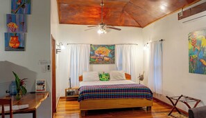 Cabana de Madeira Romântica, 1 cama king-size, varanda, vista para o jardim | Camas de colchão pillowtop, com decoração personalizada 