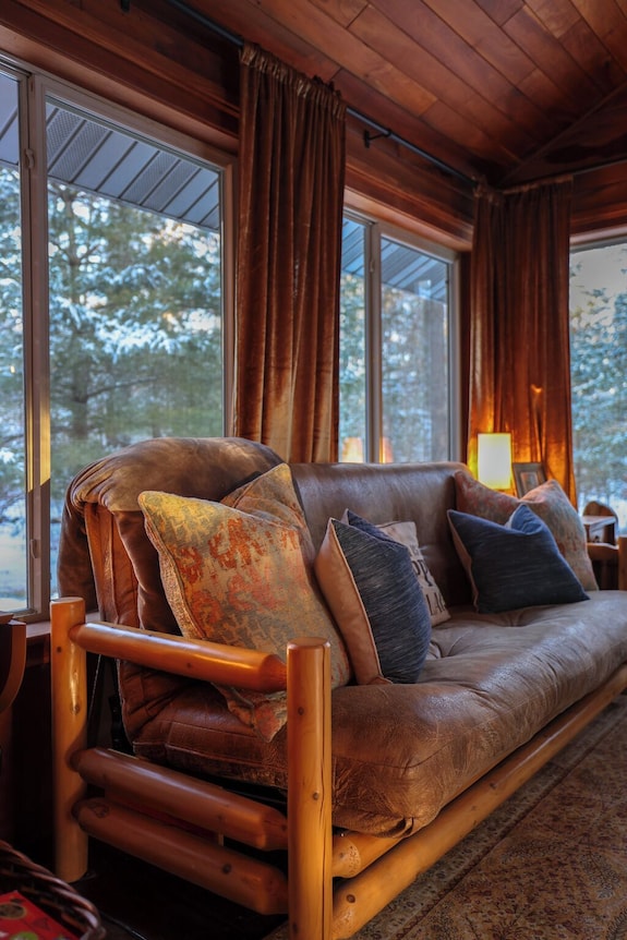 Lulus Lodge: Cozy Woods Cabin W/ Hot Tub + Stone Fireplace - Wisconsin