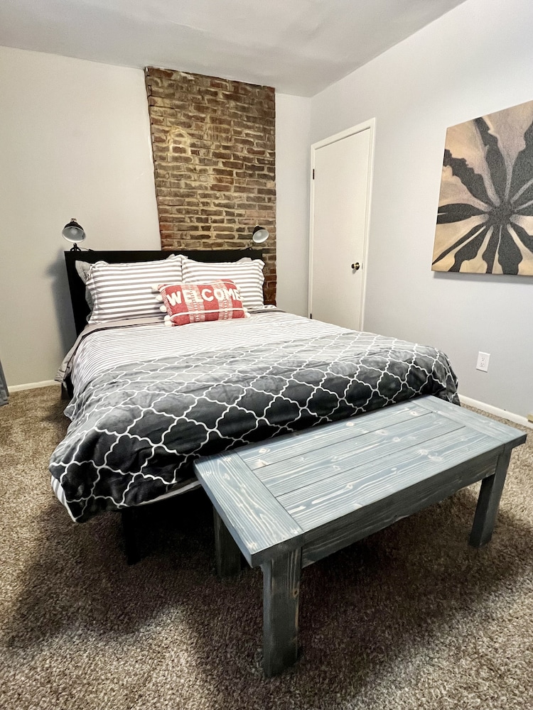 Central Soulard 2 Bedroom 2 Bath - In Unit Laundry - Long Term Welcome - CITY PARK