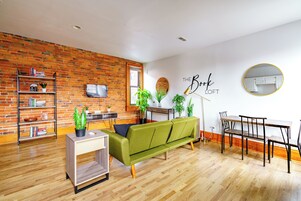 Loft urbano | Área de estar | Smart TV 55 polegadas com canais digitais, TV, Netflix