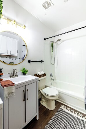 Chuveiro, chuveiro com efeito de chuva, produtos de toalete grátis 