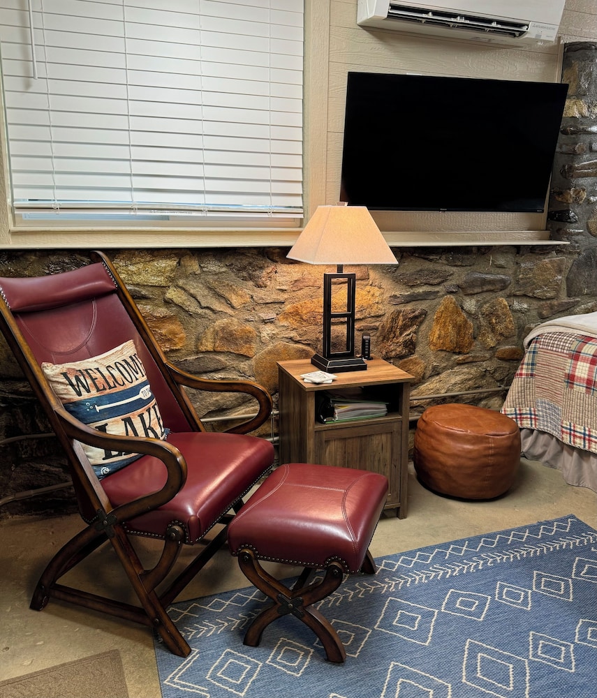 Rock Wall Retreat-1 Min Walk To Lake J Assembly-10 Min To Waynesville & Br Pkwy - Waynesville, NC