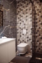 Quarto Duplo Deluxe | Casa de banho | Artigos de higiene pessoal grátis, um secador de cabelo 