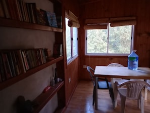 Cabana básico | Cozinha privada | Geladeira grande, fogão, talheres/pratos/utensílios de cozinha