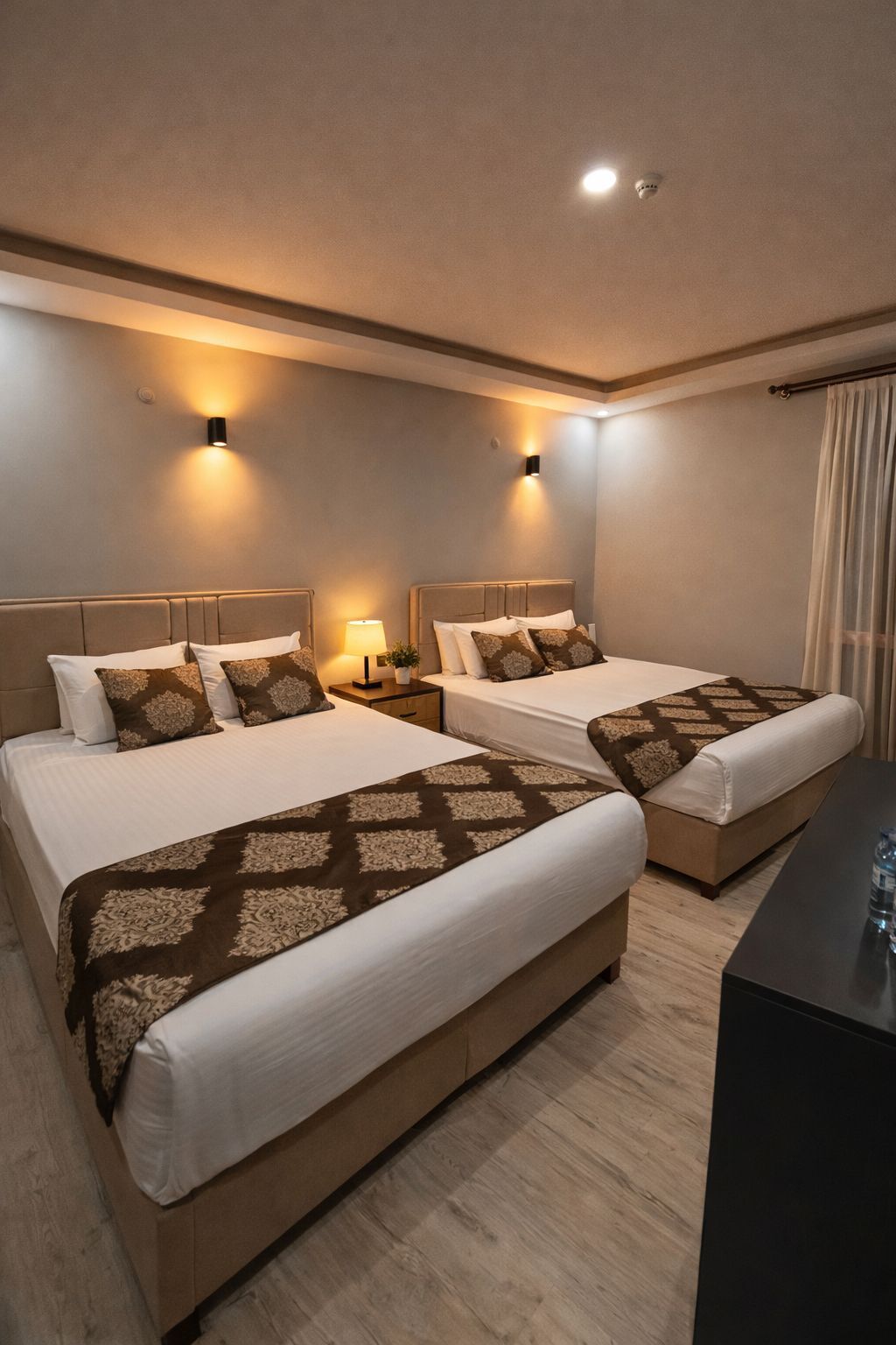 Quarto Familiar | Roupa de alta qualidade, minibar, Wi-fi grátis, roupa de cama fornecida 